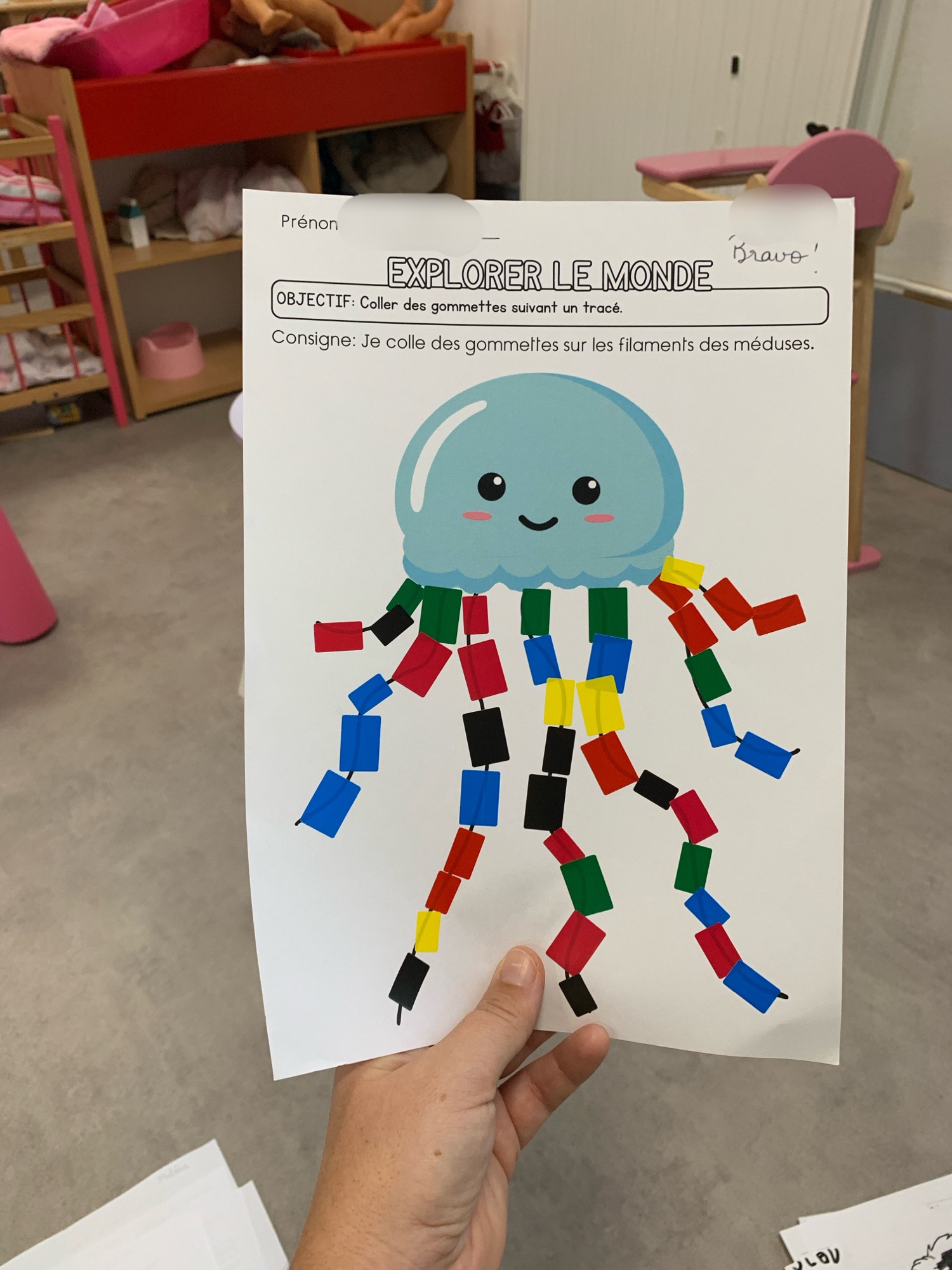 Méduse de gommettes: Coller des gommettes sur une ligne – JU.PE.ET.CE